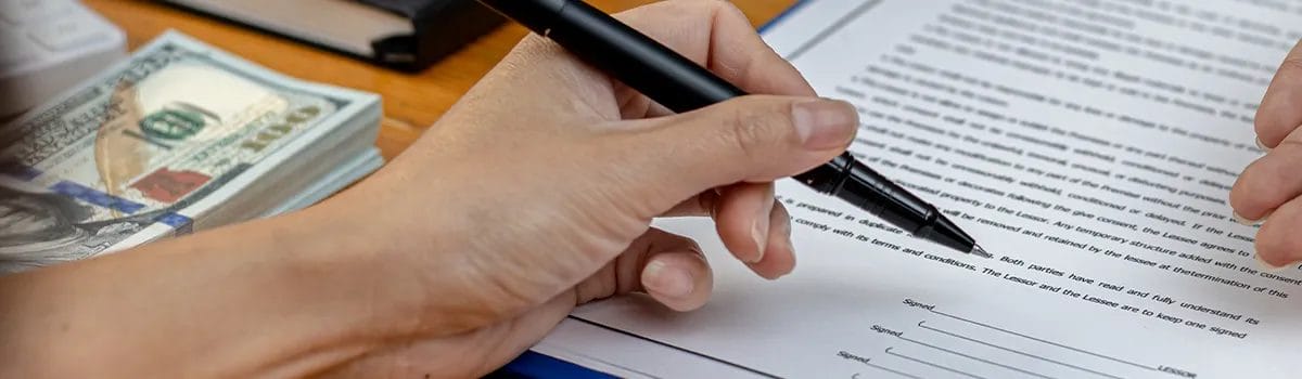 Tort vs Criminal Law (6 Key Differences & Examples)